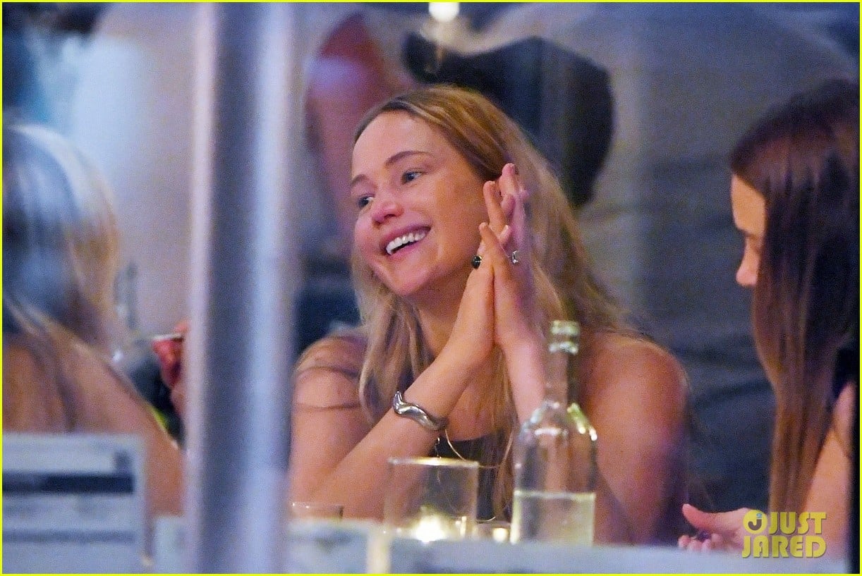 Jennifer Lawrence Enjoys Dinner With Friends in NYC!: Photo 4962321 ...