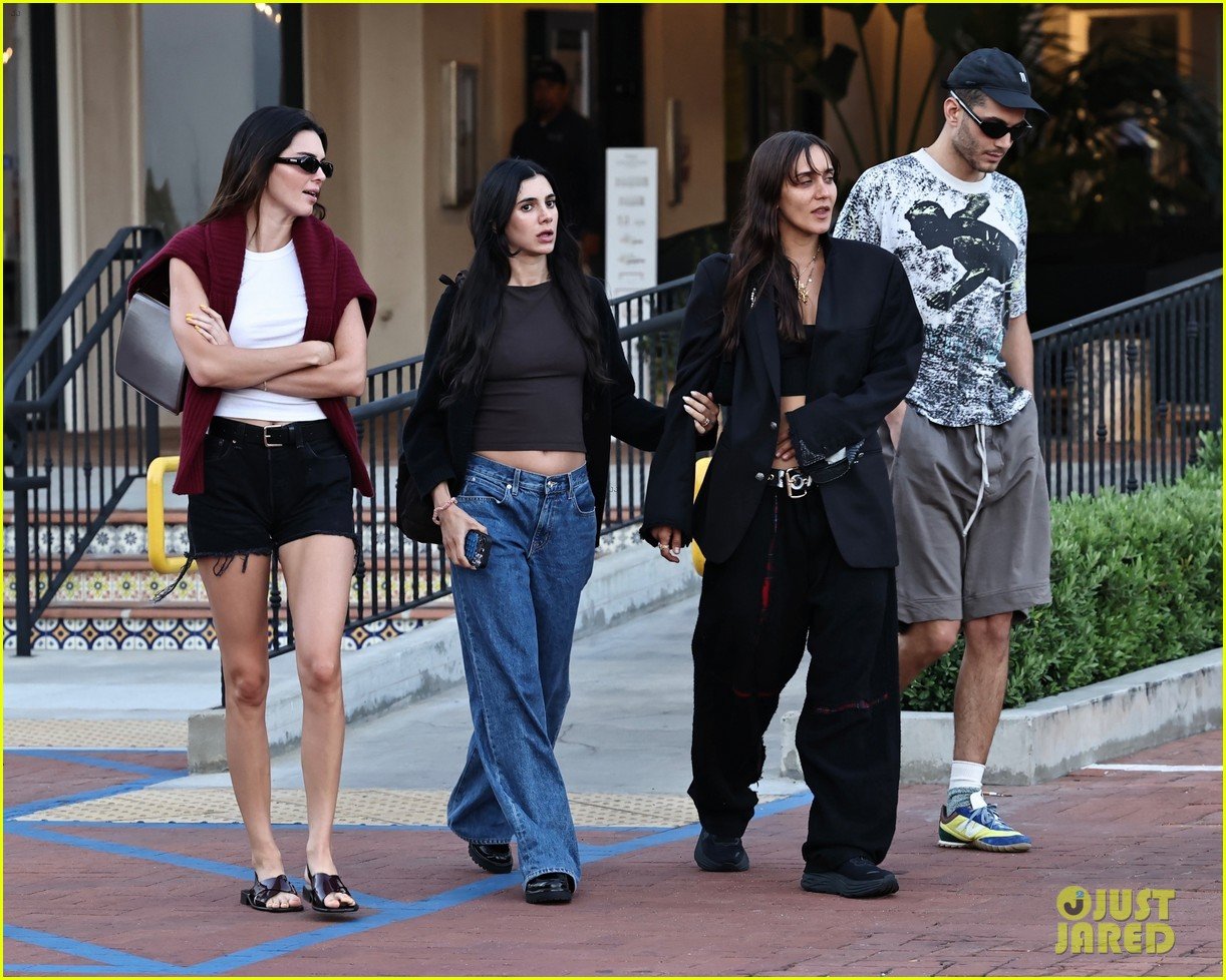 Kendall Jenner Keeps it Cool During a Shopping Trip With Friends in ...
