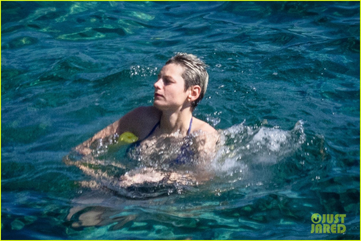 Photo: emma corrin dan levy vacation in italy 23 | Photo 4962875 | Just ...