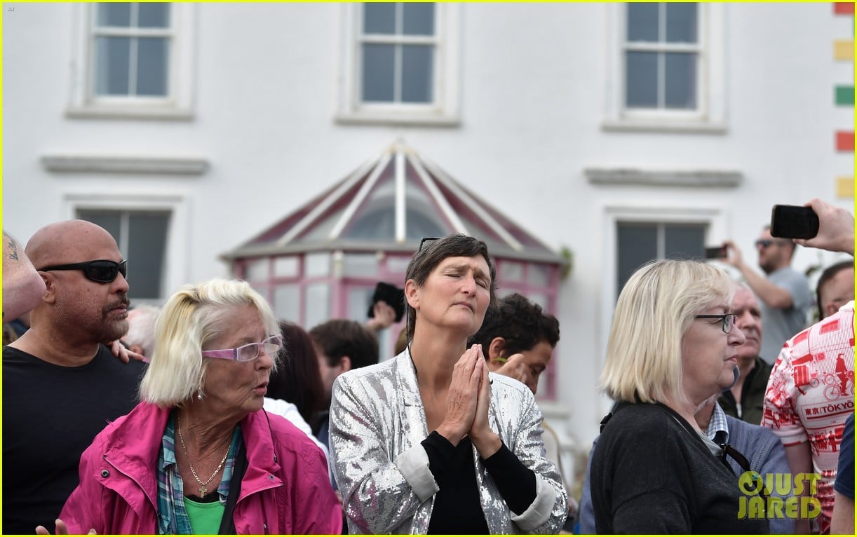 Photo: sinead oconnor funeral photos 17 | Photo 4960132 | Just Jared ...