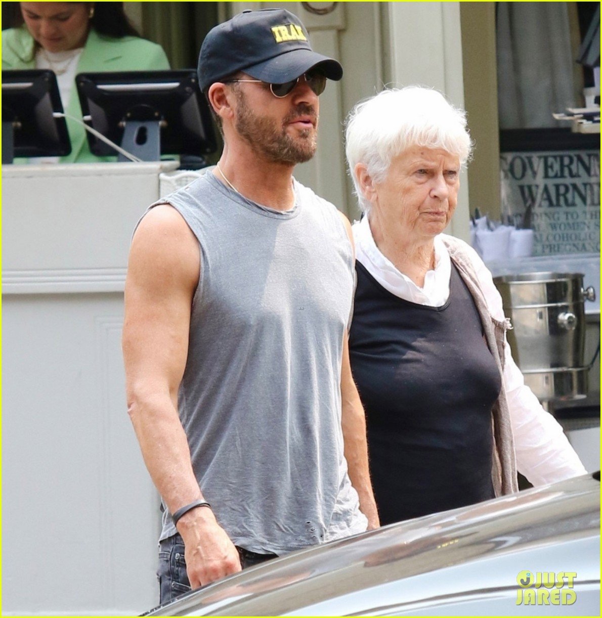 Justin Theroux Grabs Lunch His Mom Phyllis in NYC: Photo 4959854 ...