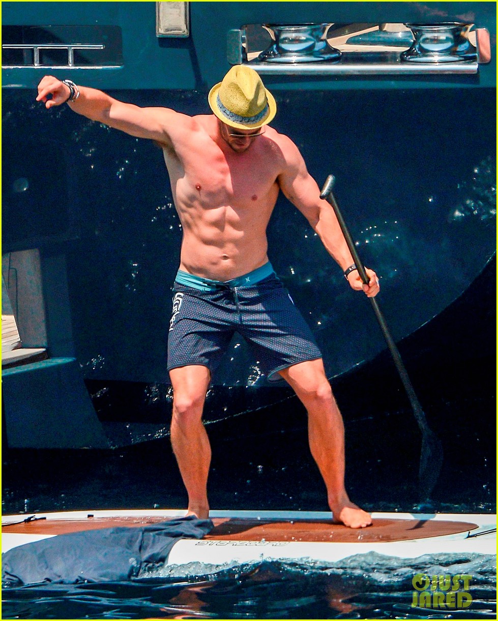 Donald Trump's Height & Weight Claimed to Be Same as Chris Hemsworth ...