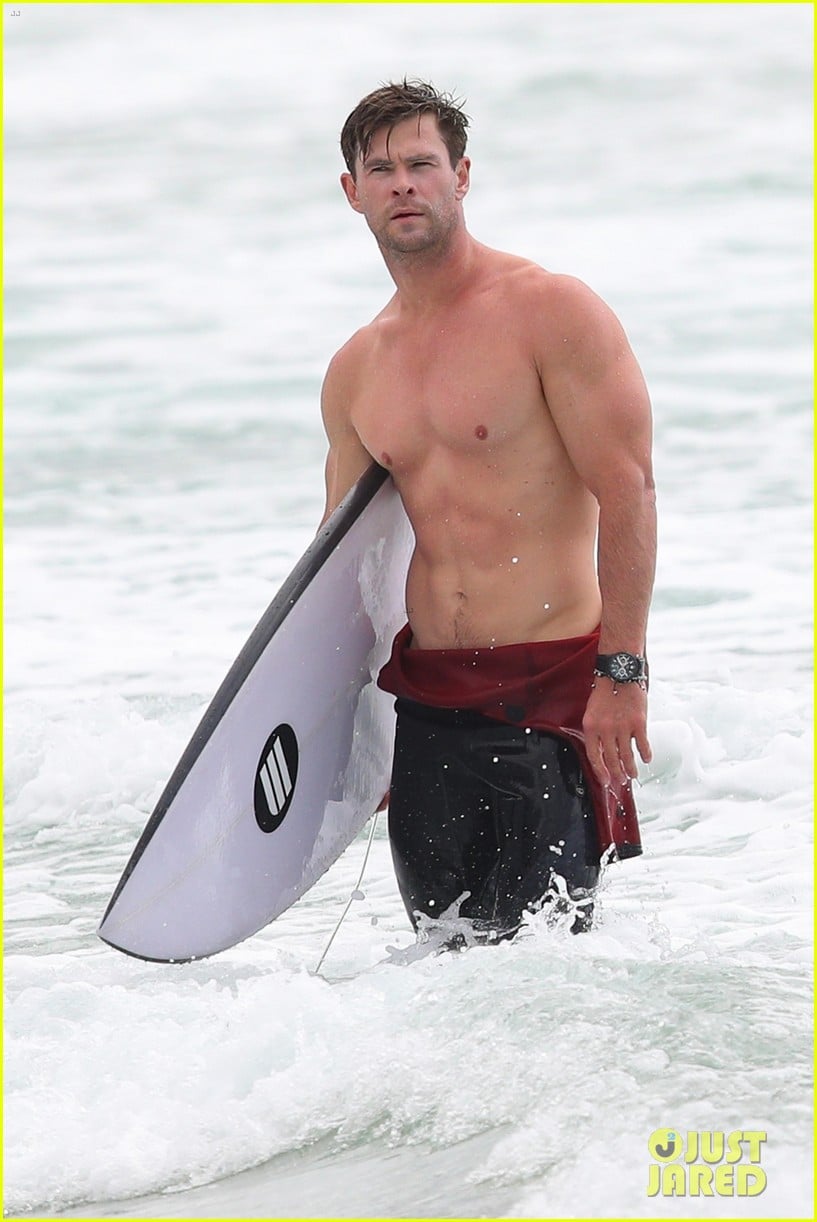 Donald Trump's Height & Weight Claimed to Be Same as Chris Hemsworth ...