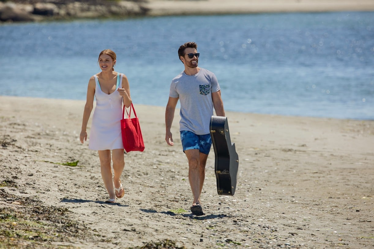 Holland Roden & Corey Cott Rekindle A Summer Romance in Hallmark Channel's 'Making Waves': Photo ...