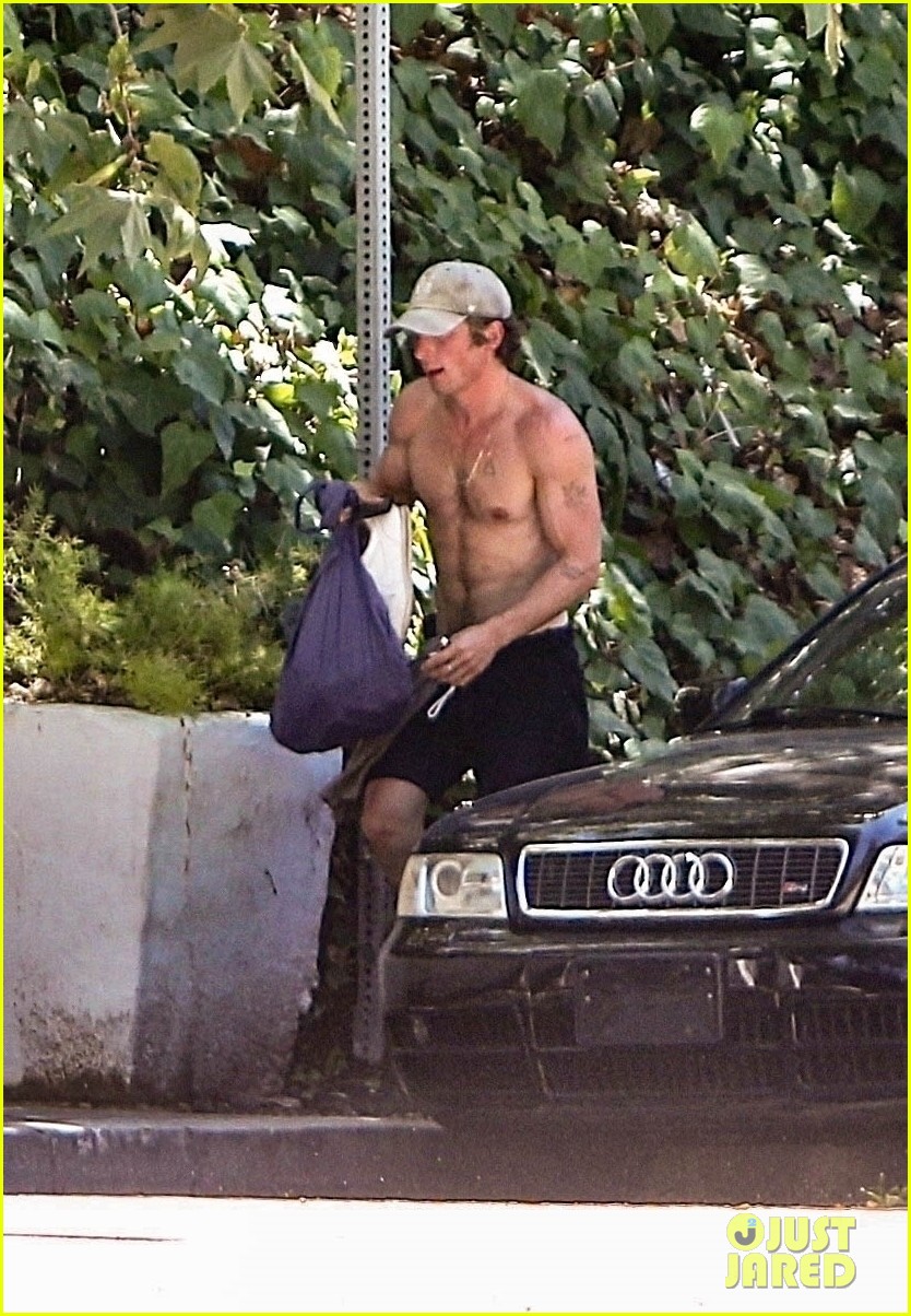 Jeremy Allen White Goes Shirtless & Barefoot for His Morning Run: Photo ...