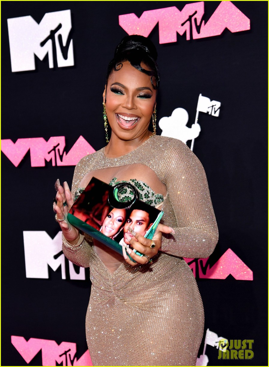 Ashanti Carries Purse With Her & Nelly's Photo On It To VMAs After He Confirms They're Back ...