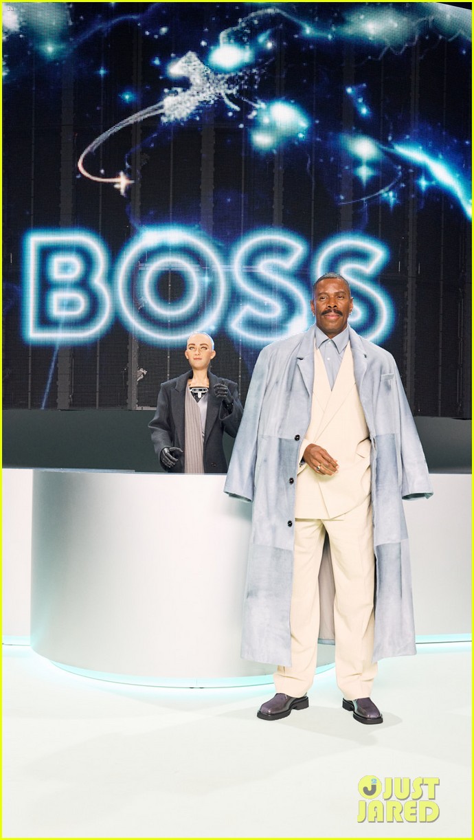 Gigi Hadid & Ashley Graham Walk the Runway in BOSS' Fashion Show in ...