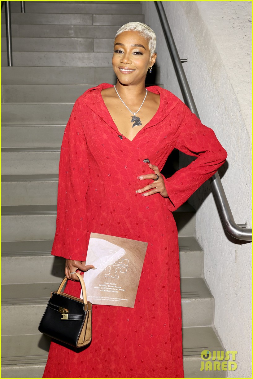 Emma Roberts, Naomi Watts, & More Stars Watch Emily Ratajkowski Walk in ...