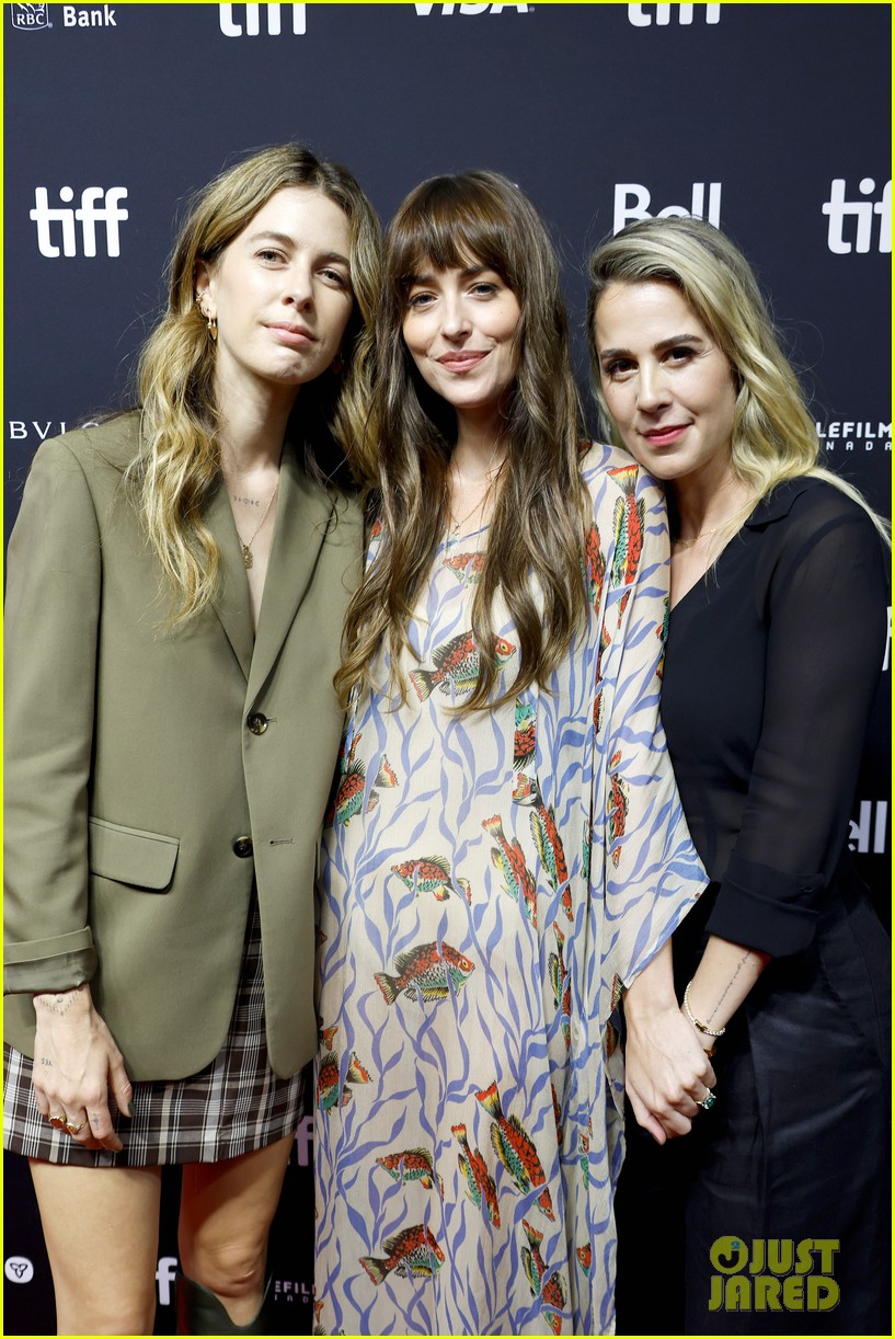 Dakota Johnson & Sean Penn Attend Premiere of Their Cab Ride Movie ...