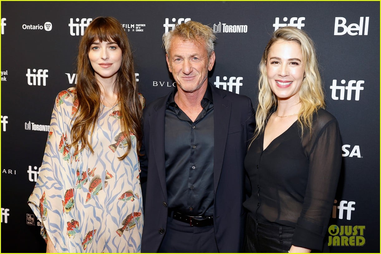 Dakota Johnson & Sean Penn Attend Premiere of Their Cab Ride Movie ...
