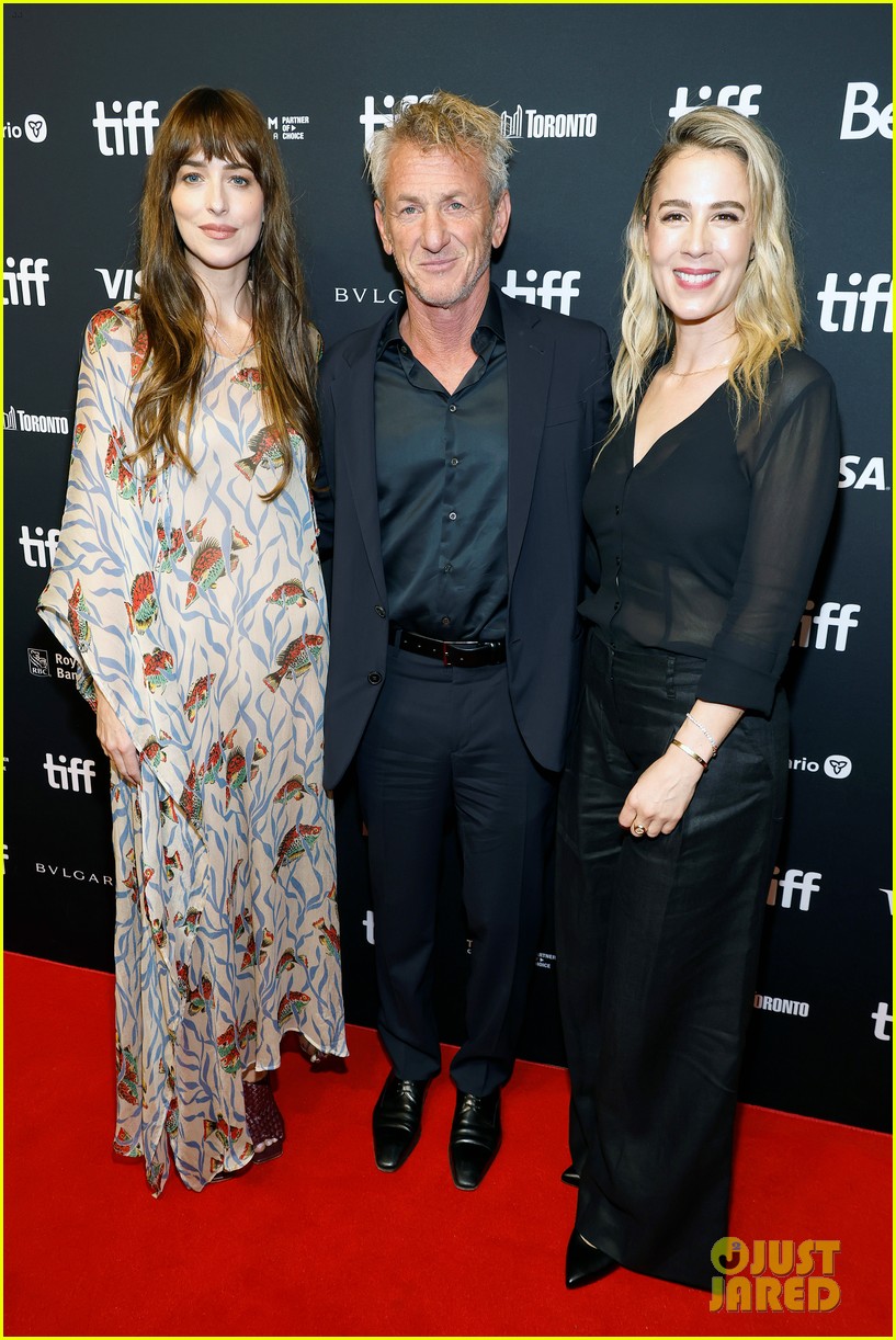 Dakota Johnson & Sean Penn Attend Premiere of Their Cab Ride Movie ...