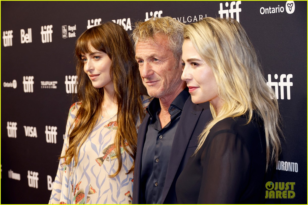Dakota Johnson & Sean Penn Attend Premiere of Their Cab Ride Movie ...