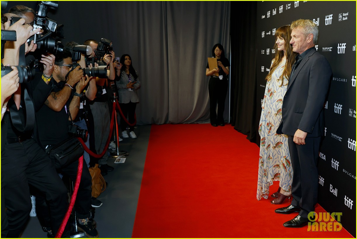 Dakota Johnson & Sean Penn Attend Premiere of Their Cab Ride Movie ...