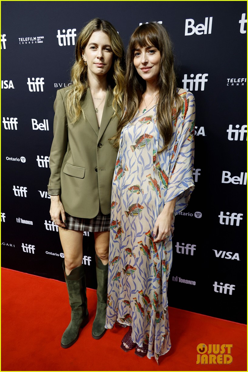 Dakota Johnson & Sean Penn Attend Premiere of Their Cab Ride Movie ...