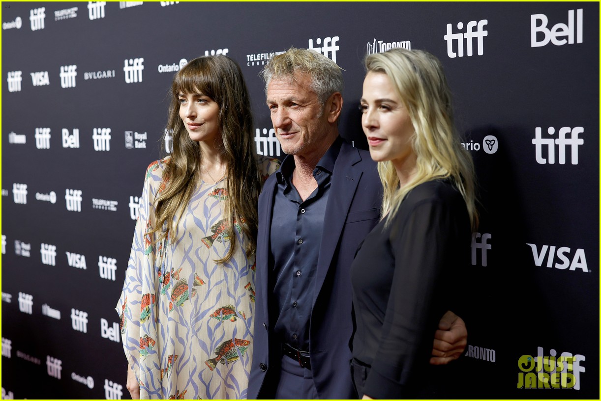 Dakota Johnson & Sean Penn Attend Premiere of Their Cab Ride Movie ...