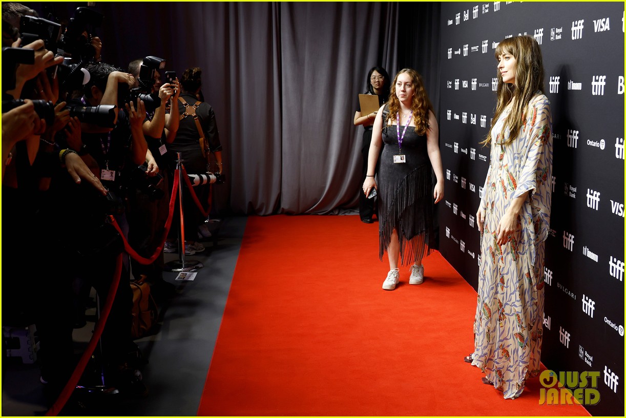 Dakota Johnson & Sean Penn Attend Premiere of Their Cab Ride Movie ...