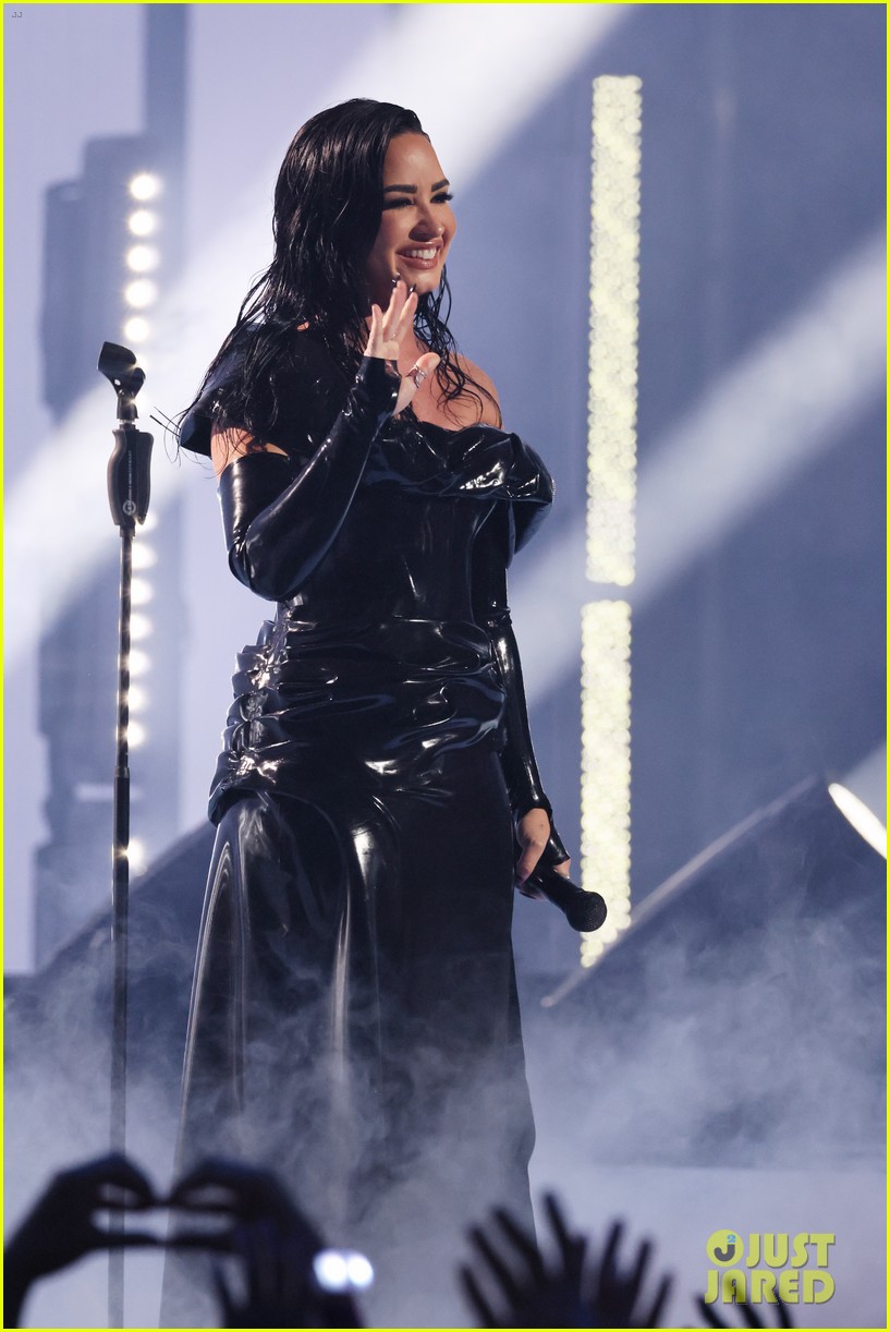 Demi Lovato Fills The Stage With Smoke For 'Sorry Not Sorry ...