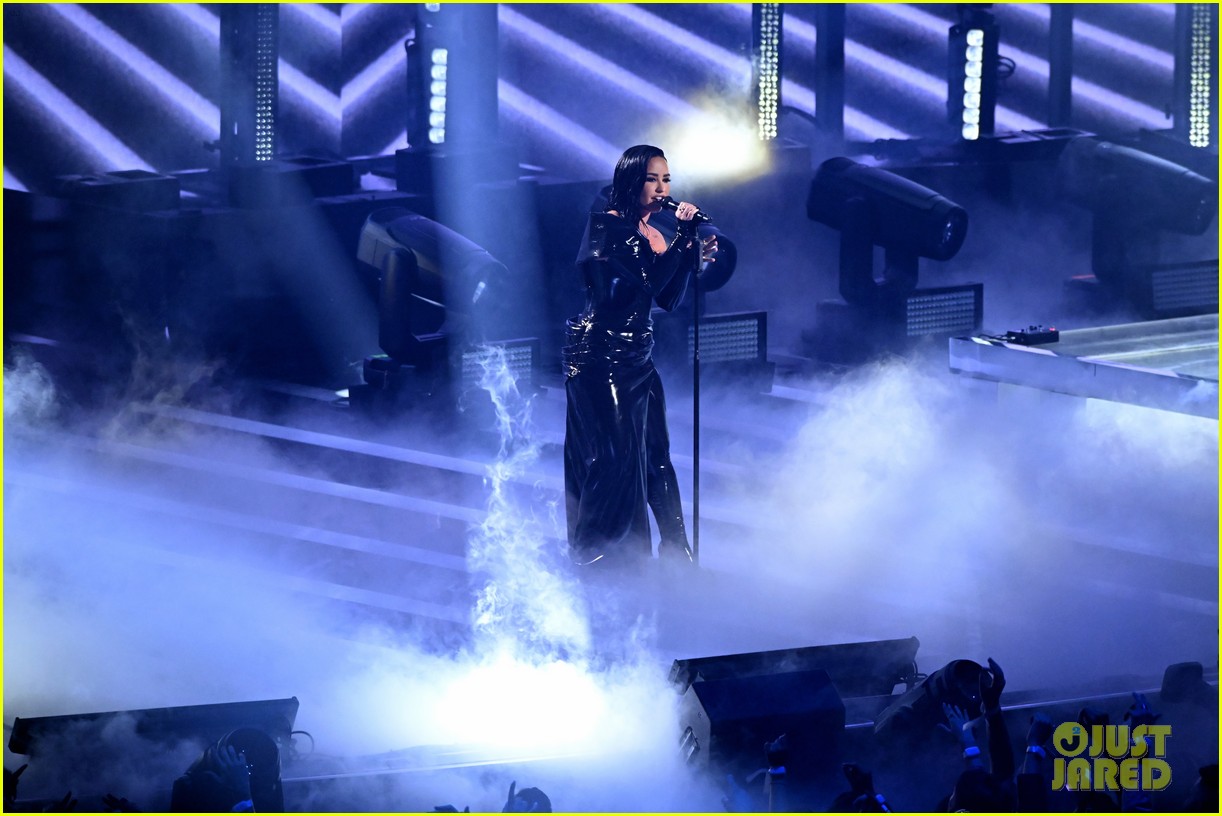 Demi Lovato Fills The Stage With Smoke For 'Sorry Not Sorry ...