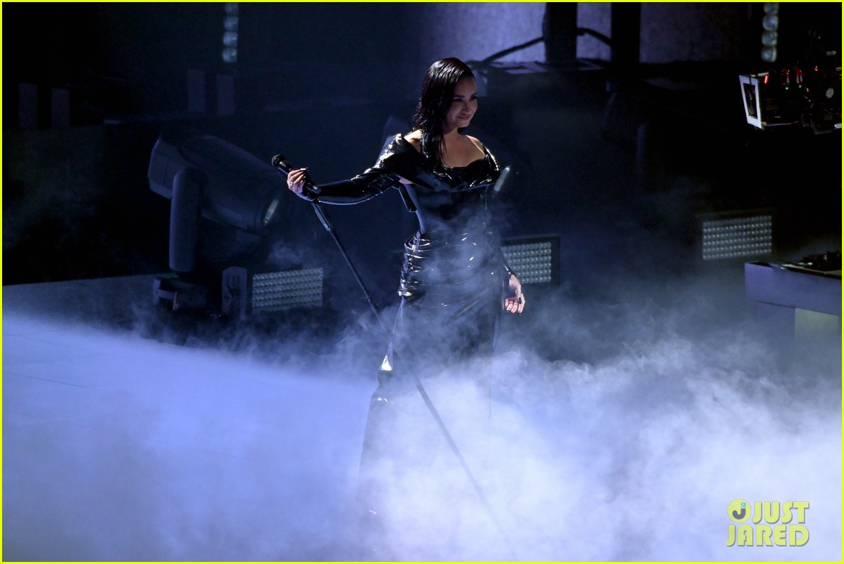 Demi Lovato Fills The Stage With Smoke For 'Sorry Not Sorry ...