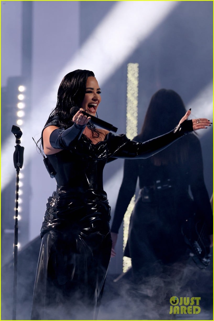 Demi Lovato Fills The Stage With Smoke For 'Sorry Not Sorry ...