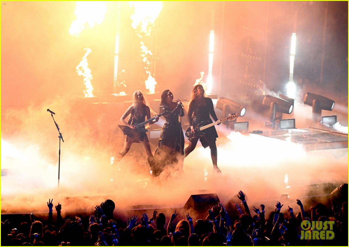 Demi Lovato Fills The Stage With Smoke For 'Sorry Not Sorry ...