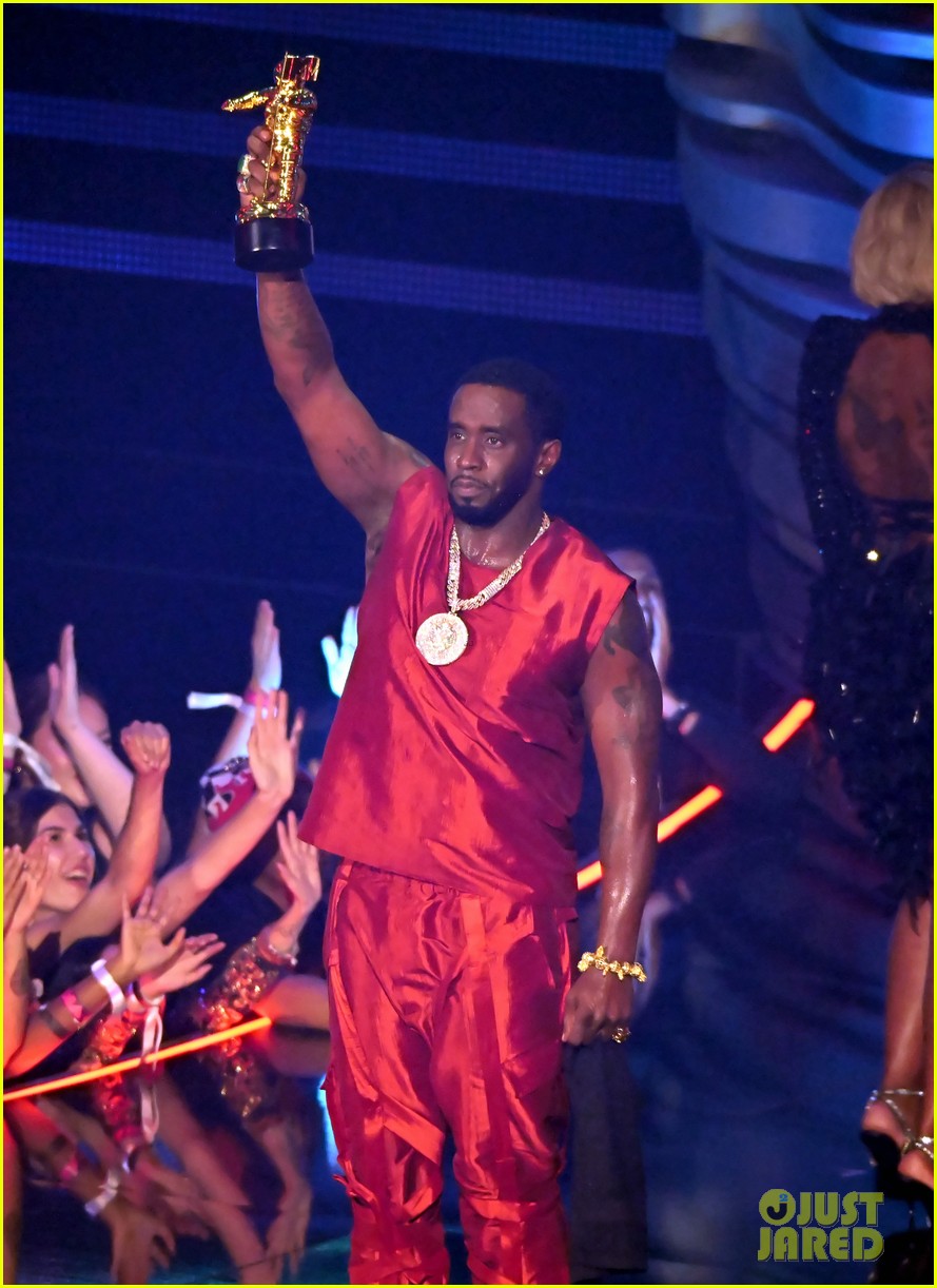 Diddy Performs Medley of His Hit Songs Before Accepting Global Icon ...
