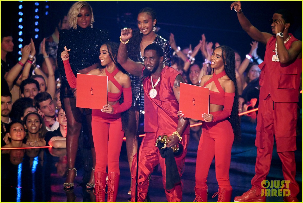 Diddy Performs Medley of His Hit Songs Before Accepting Global Icon ...