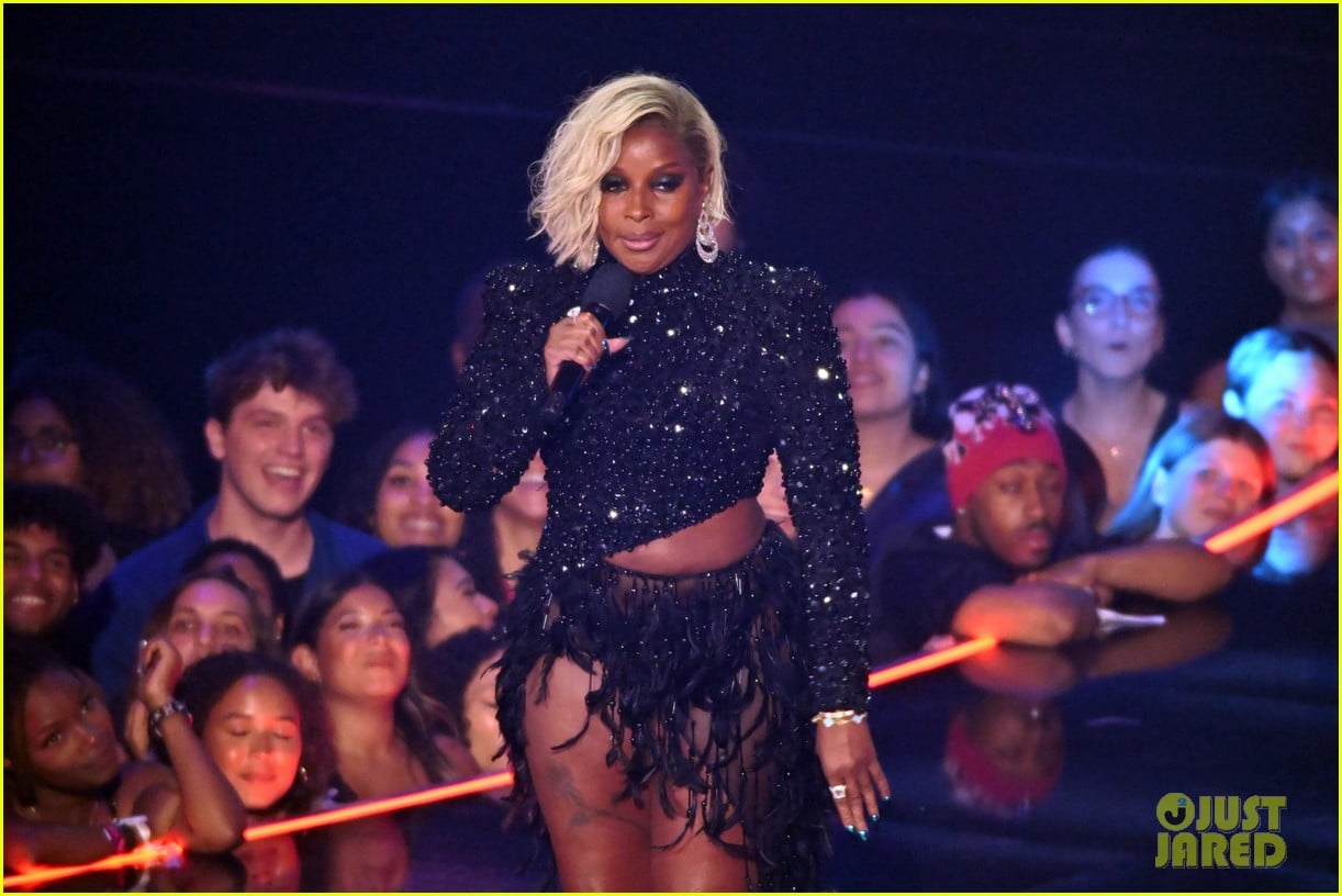 Diddy Performs Medley of His Hit Songs Before Accepting Global Icon ...