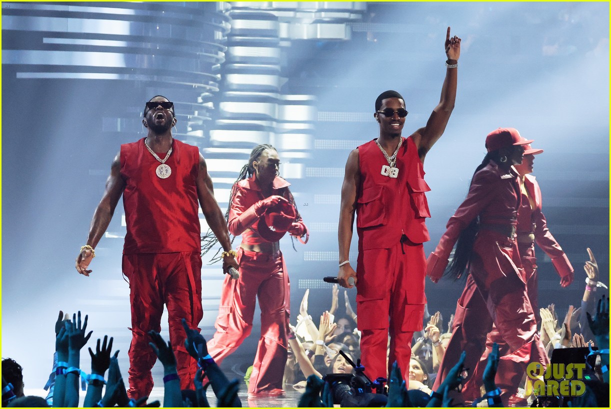 Diddy Performs Medley of His Hit Songs Before Accepting Global Icon ...