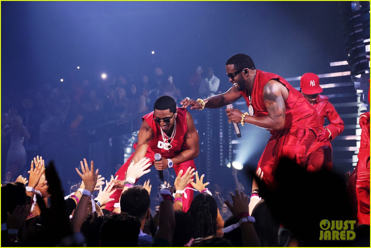 Diddy Performs Medley of His Hit Songs Before Accepting Global Icon ...