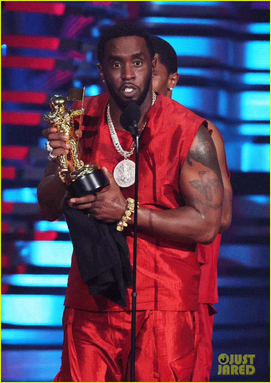 Diddy Performs Medley of His Hit Songs Before Accepting Global Icon ...