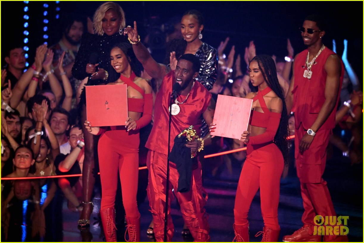 Diddy Performs Medley of His Hit Songs Before Accepting Global Icon ...