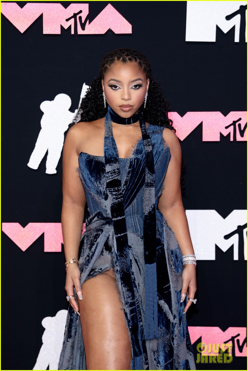 Emily Ratajkowski, Sofia Carson & Chloe Bailey Go Bold With Daring ...