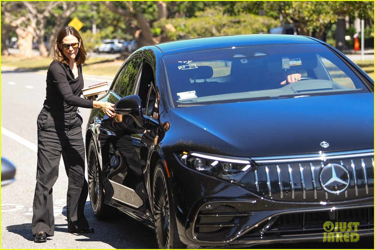 Ben Affleck Gives Ex-Wife Jennifer Garner a Ride After a Tuesday ...