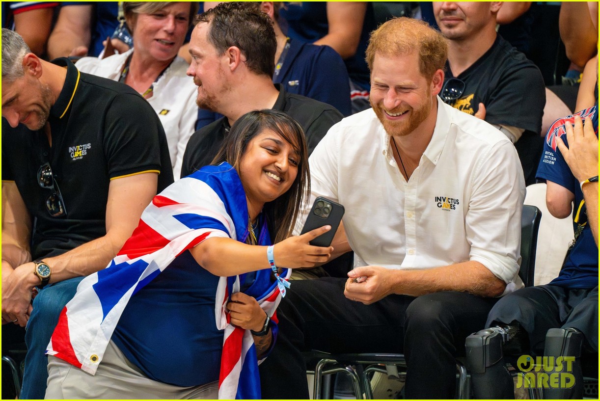 Prince Harry Says He & Meghan Markle Are A 'Competitive' Family During ...