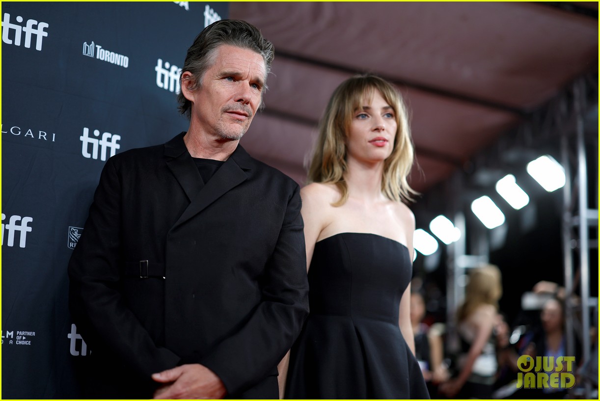 Maya Hawke Reveals Dad Ethan Took a Bus From New York to Toronto for ...