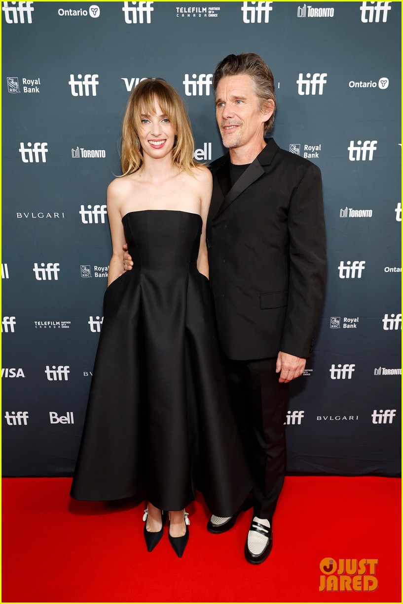 Maya Hawke Reveals Dad Ethan Took a Bus From New York to Toronto for ...