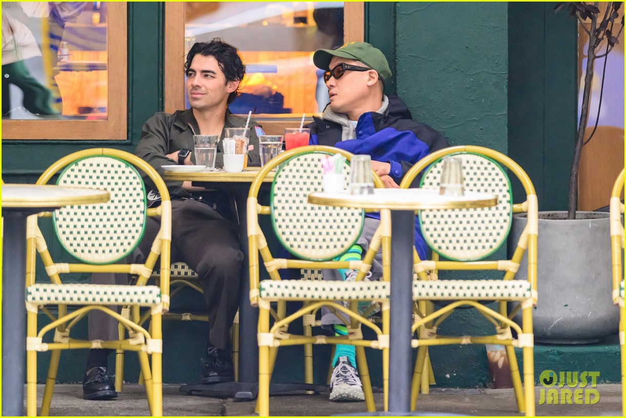 Joe Jonas Steps Out In Rainy New York City Amid Divorce & Custody ...