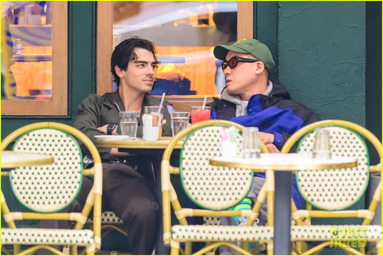 Joe Jonas Steps Out In Rainy New York City Amid Divorce & Custody ...