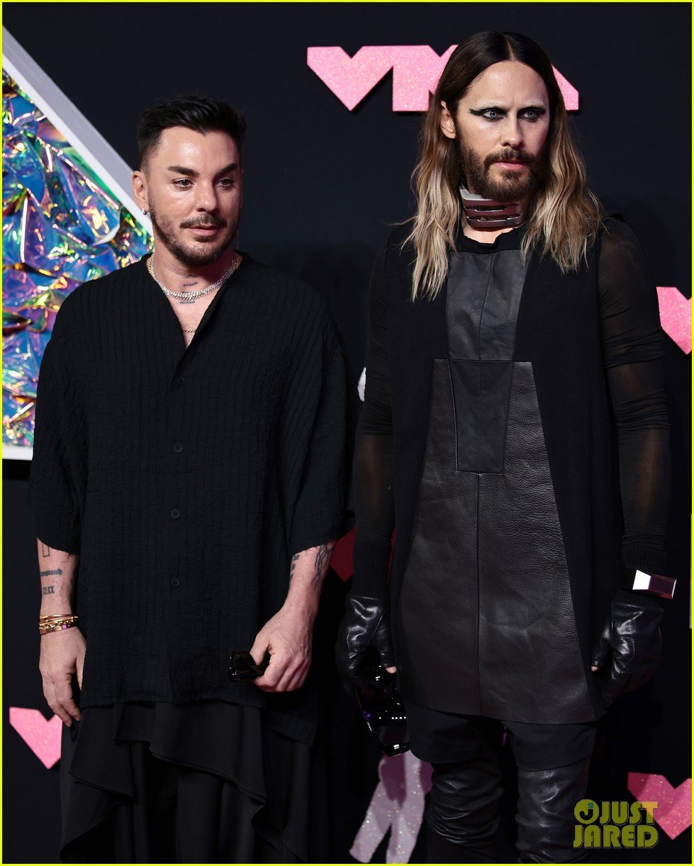 Jared Leto Sports Dark Eyeshadow & Heeled Boots for MTV VMAs 2023 with ...