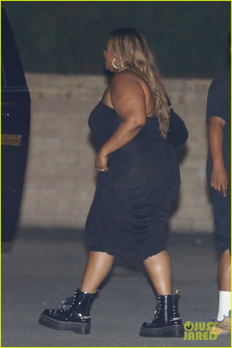 Photo: lizzo peace sign 02 | Photo 4965435 | Just Jared: Entertainment News