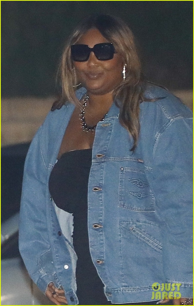 Lizzo Radiates Peace & Good Vibes While Out for Dinner With Friends ...