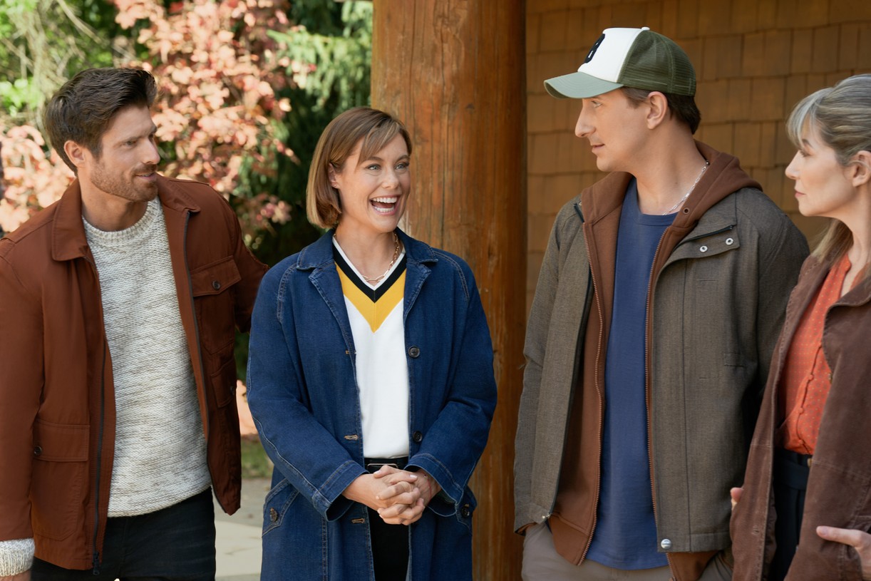 Luke Macfarlane Returns To Hallmark Channel With A Cute Fall Love Story ...