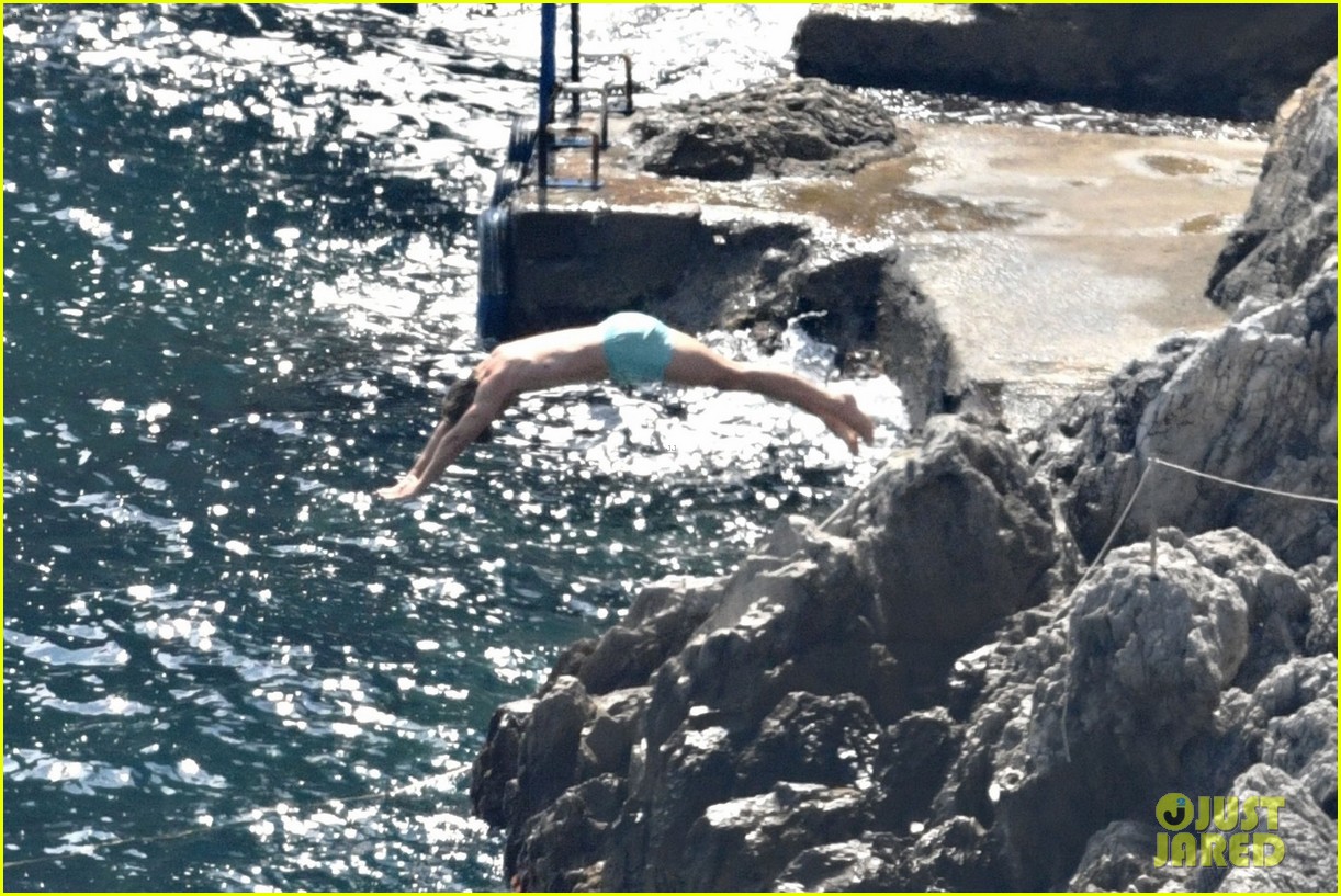 Photo: chris pine shirtless amalfi coast boat day 042 | Photo 4969951 ...