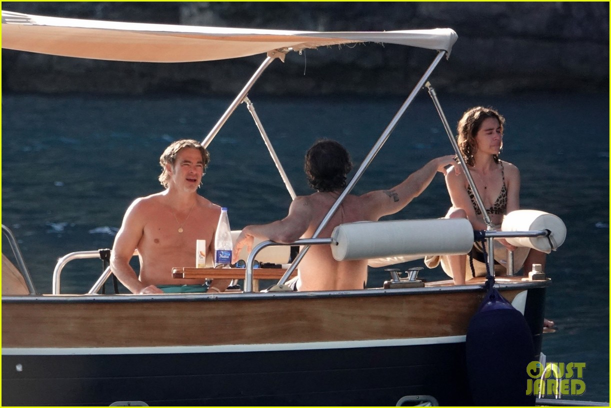 Photo: chris pine shirtless amalfi coast boat day 135 | Photo 4970044 ...