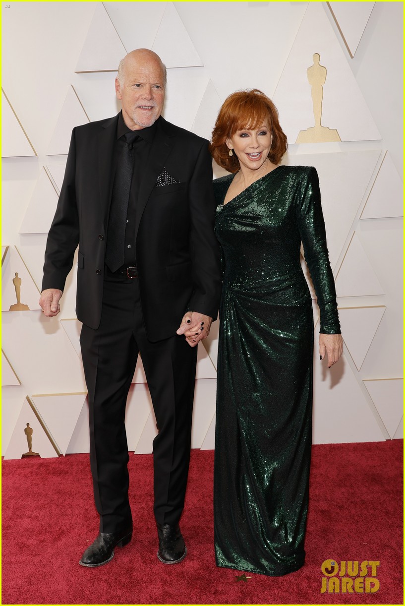 Who Is Reba McEntire's Boyfriend? She Started Dating Rex Linn in 2020 ...