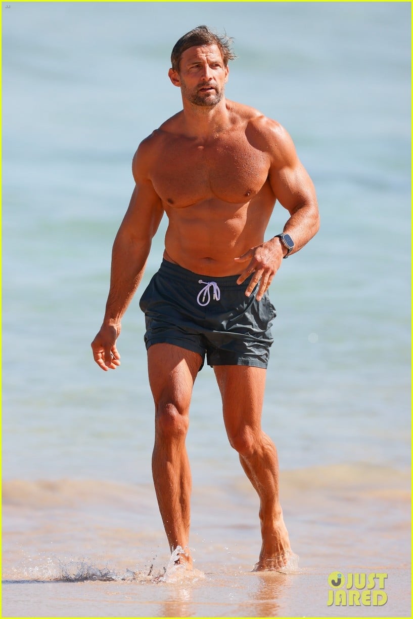 Photo: tim robards beach photos 01 | Photo 4971771 | Just Jared ...