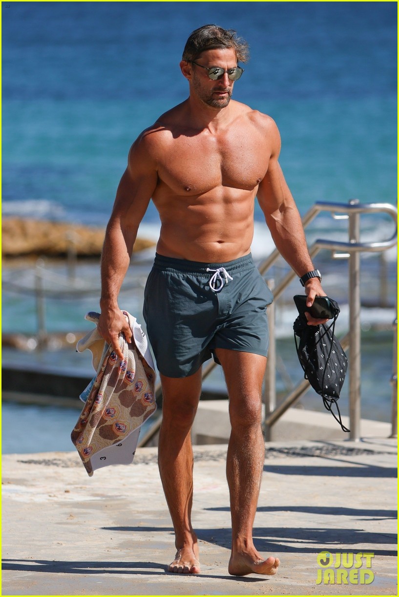 Tim Robards, the First 'Bachelor' in Australia, Bares Buff Body During Beach Day in Sydney ...