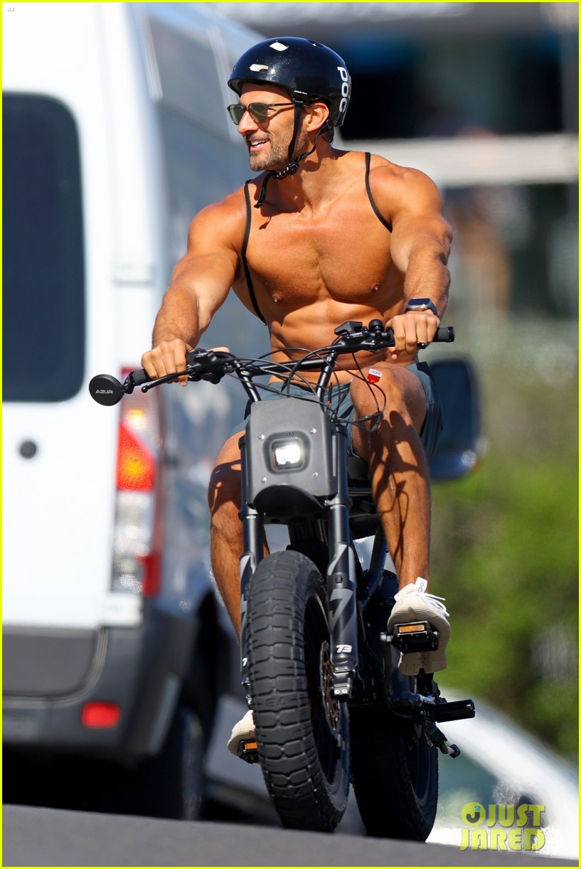 Tim Robards, the First 'Bachelor' in Australia, Bares Buff Body During Beach Day in Sydney ...