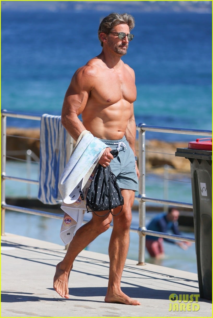 Tim Robards, the First 'Bachelor' in Australia, Bares Buff Body During Beach Day in Sydney ...